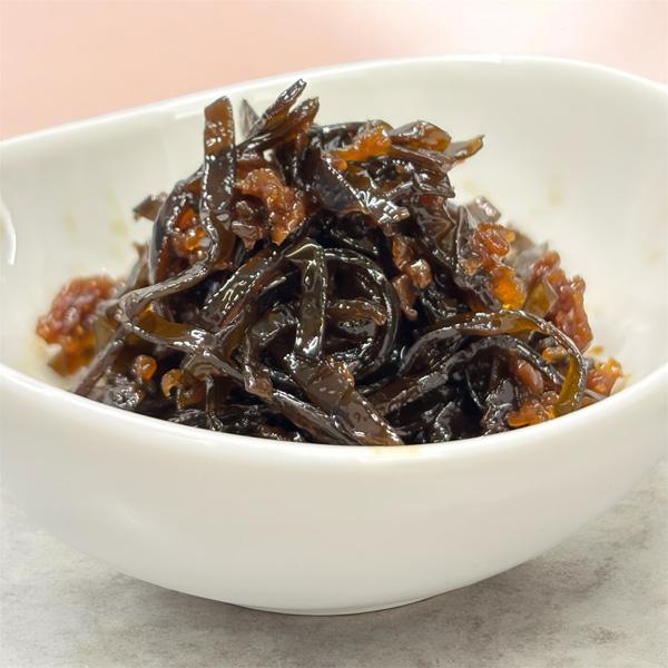 昆布の佃煮はつぎ足しのもとだれで炊き上げ。この佃煮に、秋田県の名産品「いぶりがっこ」を刻み、混ぜ合わせました。東京からのお取り寄せつくだ煮。