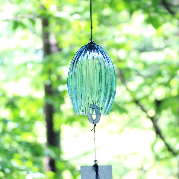 神奈川県小田原市に工房を構えるガラス作家、glass calico（グラスキャリコ）岩沢達さんの作品。澄んだ青い色ガラスで製作した風鈴は、ライン状のスマートな凹凸で作り上げることで、光を浴びて繊細な美しさを楽しめます。明るい透き通った青いガ...