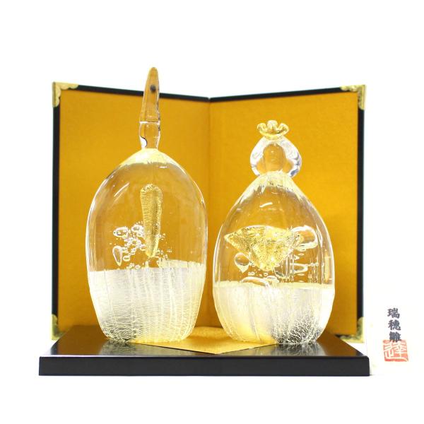 透き通った瑞々しさをイメージした凛々しいお雛様。神奈川県小田原市に工房を構えるガラス作家、glass calico（グラスキャリコ）岩沢達さんの作品。透き通った透明ガラスに金箔・銀箔を組み合わせ、シンプルな美しさを表現。本格的な屏風、台座に...