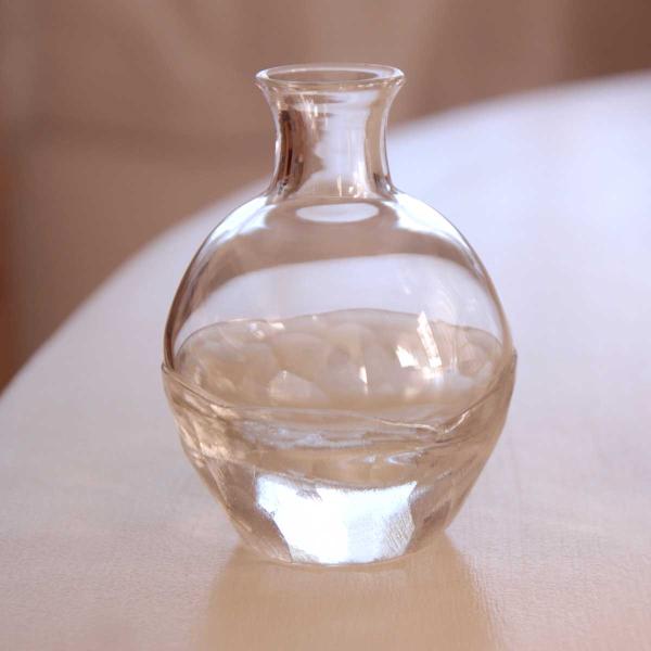 ガラスの素材感が美しい、ずっしりしたデザインの徳利。神戸に工房を構えるガラス作家、FIORETTO（フィオレット）高野 仰（タカノ アオグ）さんの作品。---　Rock （ロック） ---荒削りの表情をデザインとして留めた作品。ガラスの素材...