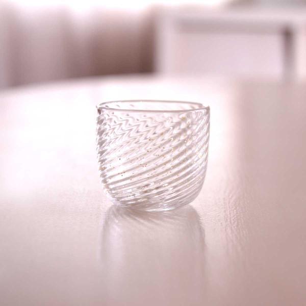 金箔を贅沢にあしらった、美しいぐい呑。神戸に工房を構えるガラス作家、FIORETTO（フィオレット） 高野 仰（タカノ アオグ）さんの作品。---　ささなみ　---ひねりを加えて表面に小さな波 ＜ささなみ＞ をデザイン。美しくおしゃれなシル...