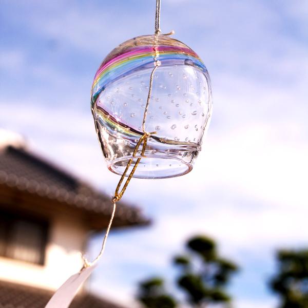 雨上がりの青空に架かるきれいな虹をイメージした、美しくかわいいガラスの風鈴。神戸に工房を構えるガラス作家、FIORETTO（フィオレット） 高野 仰（タカノ アオグ）さんの作品です。ガラスの風鈴で、雨模様とその後にきれいにかかる虹の世界観を...