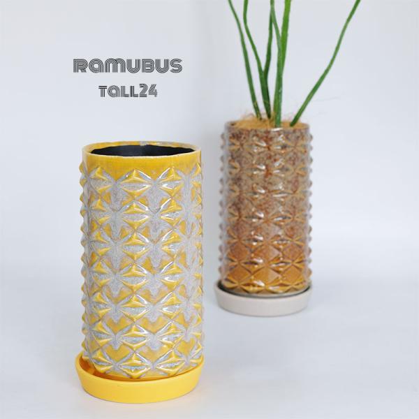 背の高いトールタイプのセラミックポットです。ブラウン（カーキ色に近い）とイエローの２色展開です。-----------------------------------------●商品名 : ラムバストール12/24 受皿付●内容 : 本体...