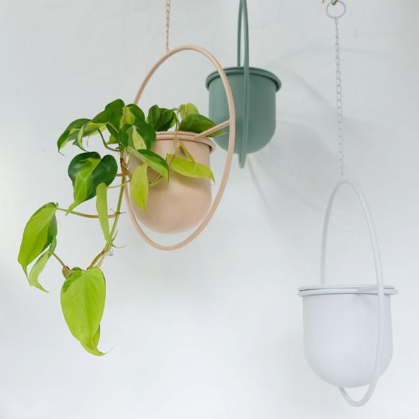 パウダースチール製のハンギングポット！中のポットはお手入れの際に取り外す事ができます！-----------------------------------------●商品名 :ファンヌサークルハンギング●内容 : 本体×1●素材 : 鉄...