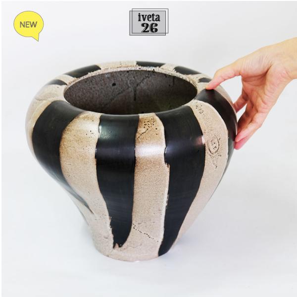 デザイン性が高く高級感のある鉢カバー。見た目に反して軽量に作られています。-----------------------------------------●商品名 イヴェタ２６●内容 : 本体×1●素材 : 陶器●サイズ:約φ29.5/ ...