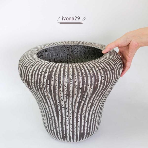 浮き出たストライプ柄が芸術的、上に広がるバルーンなシルエットもおしゃれです。-----------------------------------------●商品名 イヴォナ29●内容 : 本体×1●素材 : 陶器●サイズ:φ34/ H2...