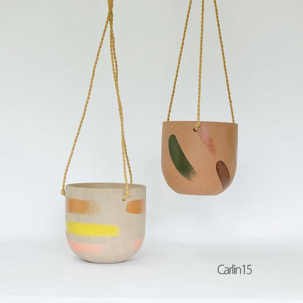 無造作にひかれたペイントラインがかわいい吊り下げ鉢カバー！-----------------------------------------●商品名 吊り下げ鉢 カーリン15 ●内容 : 本体×1,吊り下げ紐×1●素材 :鉢:陶器 紐付き●...