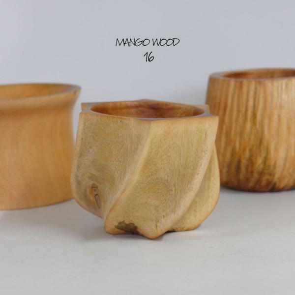 木目がシックなマンゴーウッドで作られた鉢カバー人気のナチュラルカラーとは違った雰囲気のウォールナット色。合わせ方によって、和モダンな雰囲気も演出できそう！-------------------------------------------...