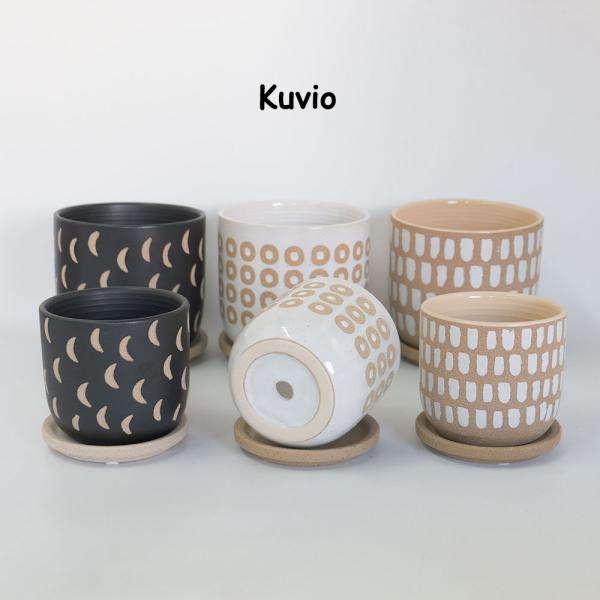 手書き風の模様が入ったかわいいデザインの植木鉢-----------------------------------------●商品名 :Kuvio S●内容 : 本体×1　受皿×1●素材 : セラミック●サイズ:本体Φ11.5/H11....