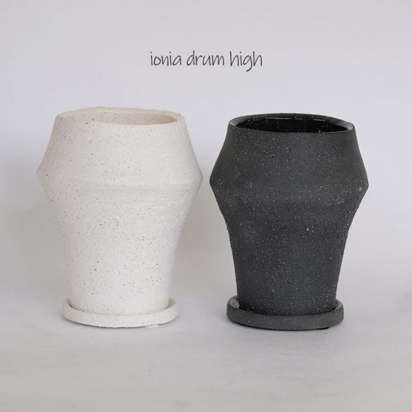 砂粒が混じったようなザラザラ感のあるデザイン性の高い陶器鉢-----------------------------------------●商品名 : イオニアドラムハイ10 受皿付●内容 : 本体×1受皿×1●素材 : セラミック●サイ...