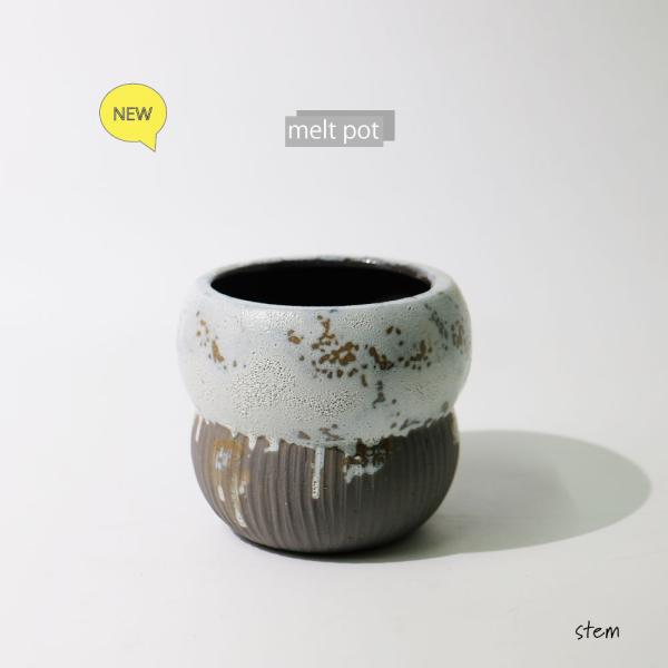 陶土の上に滴るように流れる釉薬が味わい深いポットカバー-----------------------------------------●商品名 :Melt Pot ●内容 : 鉢×1●素材 : セラミック　●サイズ :Φ約12/H11cm...