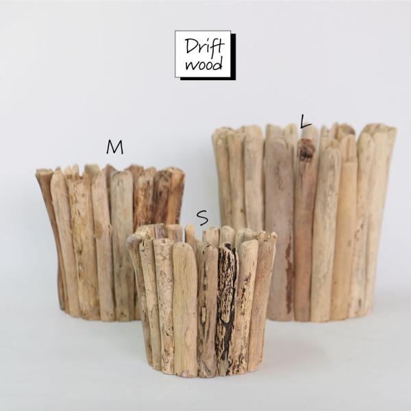 流木アートのようなデザインが特徴で、多肉植物やサボテンを引き立てます。規格品とは異なり、ひとつひとつ異なる形状が個性を演出します。自然素材を使用しているため、どの角度から見ても独特の風合いが楽しめます。-------------------...