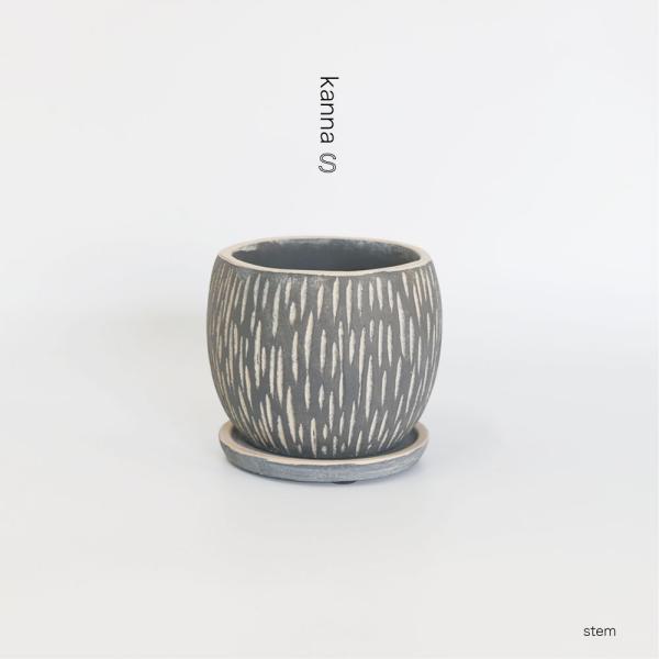ころんとしたフォルムに削り目がポイント！サボテンを入れても◎---------------------------------------●商品名 : kanna S●内容 : 本体×1　受け皿×1●素材 : セメント●サイズ : 約φ12...