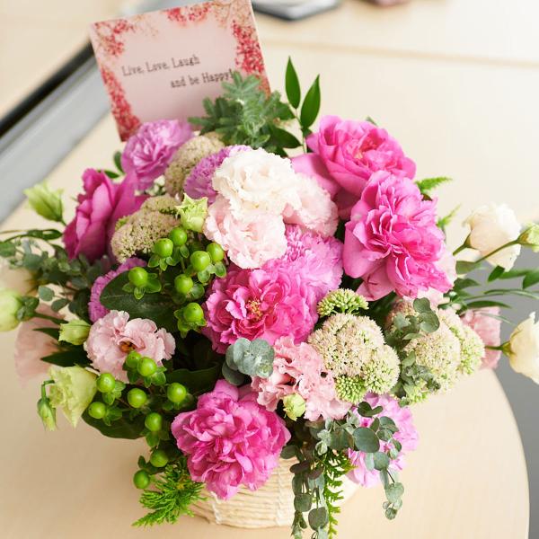 親しみのあるポップ感満載のピンク系のお花をラウンド型のバスケットに盛り込んだデザイナーズのアレンジメントフラワーです。清潔感溢れるスタイリッシュなデザインになっており、開店祝い、開業祝いなどのビジネスシーンでの用途をはじめ、誕生日祝い、還暦...