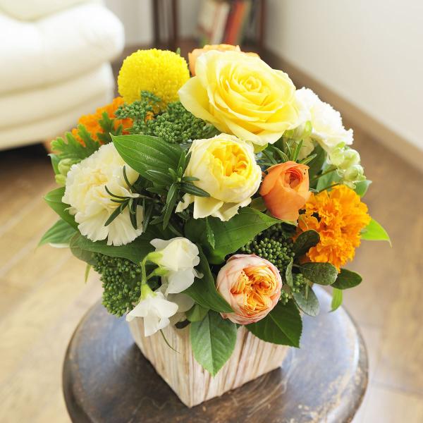 季節の花材をふんだんに使ったとってもハイセンスなアレンジメントフラワーです。シンプルですが、キュッと閉じ込めたような仕立てが、色使いとともに美しさを増し、アート感を持ち合わせているのが特徴です。あらゆるお祝いシーンを華やかに飾る、とっても見...