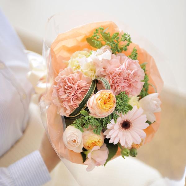 可愛らしさを強調するピンク系のお花を中心に仕立てる、小ぶりなブーケタイプのお花です。SPギフト提携のプロのデザイナー「三栗野 真平（みくりの しんぺい）」が、確かな技術・デザインでお客様のご用途にあった、オリジナリティ溢れるブーケ（花束）を...