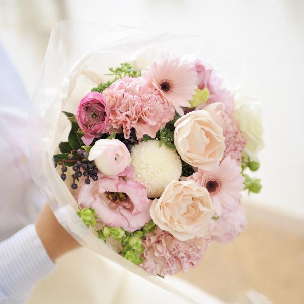 可愛らしさを強調するピンク系のお花を中心に仕立てる、小ぶりなブーケタイプのお花です。SPギフト提携のプロのデザイナー「三栗野 真平（みくりの しんぺい）」が、確かな技術・デザインでお客様のご用途にあった、オリジナリティ溢れるブーケ（花束）を...