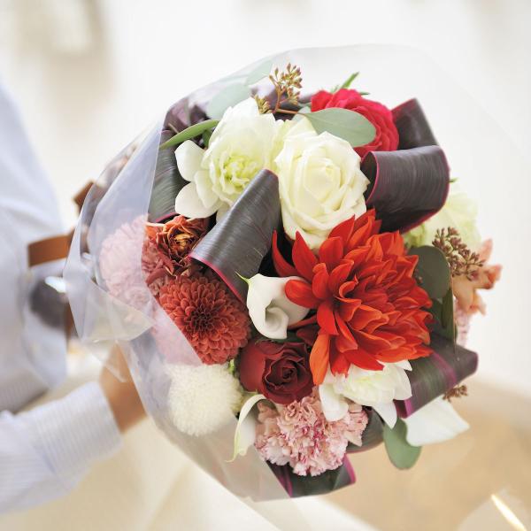 存在感のある赤を基調、お洒落でスタイリッシュな大人っぽいイメージのデザイナーズブーケ（花束）商品です。SPギフト提携のプロのデザイナー「三栗野 真平（みくりの しんぺい）」が、確かな技術・デザインでお客様のご用途にあった、オリジナリティ溢れ...