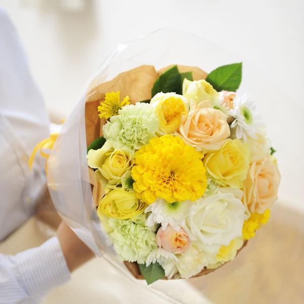 活発で明るい印象のある「黄色」のお花をメインに仕立てたカジュアル系のブーケ（花束）です。SPギフト提携のプロのデザイナー「三栗野 真平（みくりの しんぺい）」が、確かな技術・デザインでお客様のご用途にあった、オリジナリティ溢れるブーケ（花束...