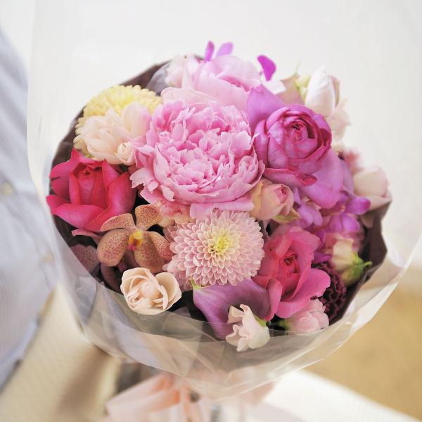 可愛らしさを強調するピンク系のお花を中心に仕立てる、小ぶりなブーケタイプのお花です。SPギフト提携のプロのデザイナー「三栗野 真平（みくりの しんぺい）」が、確かな技術・デザインでお客様のご用途にあった、オリジナリティ溢れるブーケ（花束）を...