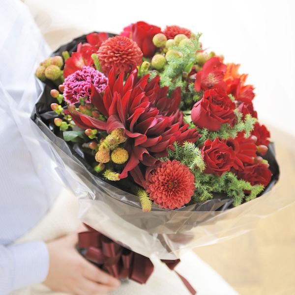 存在感のある赤を基調、お洒落でスタイリッシュな大人っぽいイメージのデザイナーズブーケ（花束）商品です。SPギフト提携のプロのデザイナー「三栗野 真平（みくりの しんぺい）」が、確かな技術・デザインでお客様のご用途にあった、オリジナリティ溢れ...