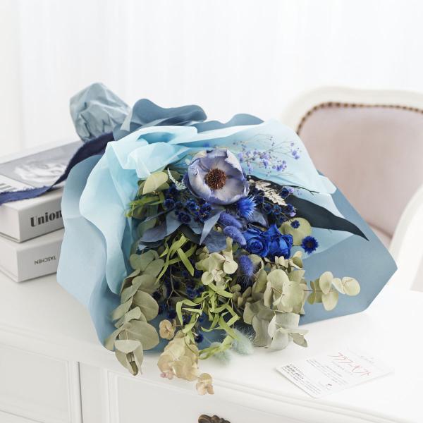 世界中の花材を落ち着いたアッシュカラーで花束（スワッグ）型に仕立てた、シックでお洒落なドライフラワー商品です。一つ一つがデザイナーによるハンドメイドでデザイン性は抜群、誕生日祝い、結婚祝い、出産祝い、退職祝い、長寿祝い（還暦・古希・喜寿・傘...