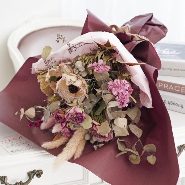 世界中の花材を落ち着いたアッシュカラーで花束（スワッグ）型に仕立てた、シックでお洒落なドライフラワー商品です。一つ一つがデザイナーによるハンドメイドでデザイン性は抜群、誕生日祝い、結婚祝い、出産祝い、退職祝い、長寿祝い（還暦・古希・喜寿・傘...