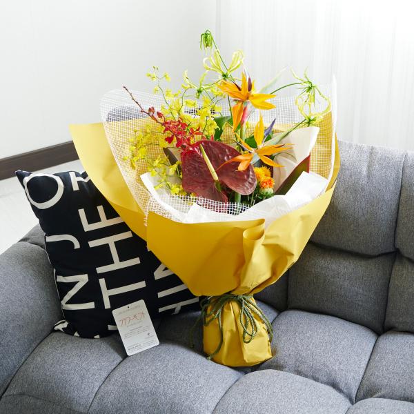 どこか南国風な雰囲気をもつ「極楽鳥花（ゴクラクチョウカ）」の花にあわせて、お祝いに相応しいお花を組み合わせて華やかにお仕立てする、センス溢れる花束（ブーケ）です。「極楽鳥花（ゴクラクチョウカ）」には「輝かしい未来」「万能」といった花言葉があ...