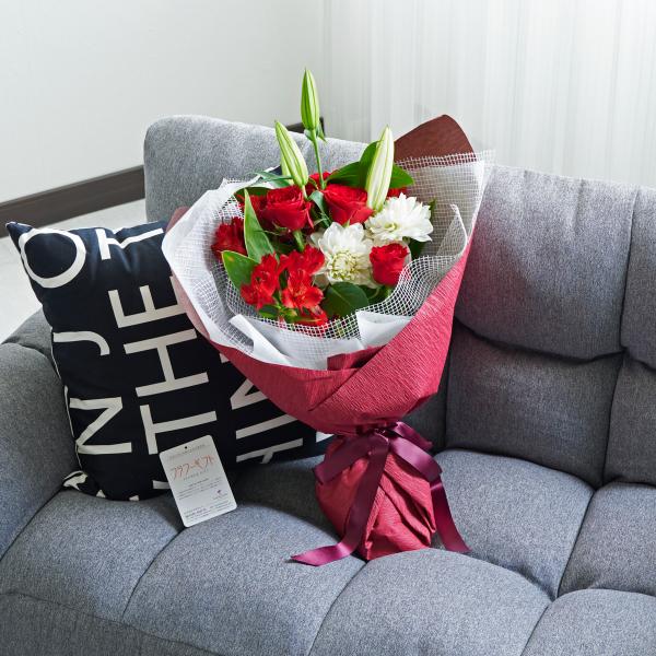 花束の前面はお花がよく見えるように大きく開いたボリューム感のある花束です。トロフィーなどに使用する名入れリボンと滲みにくいペン付きのため、受章者や当選者、登壇者様のお名前を入れていただけます。めでたい紅白カラーで大勢の方の前でのお渡しや、記...