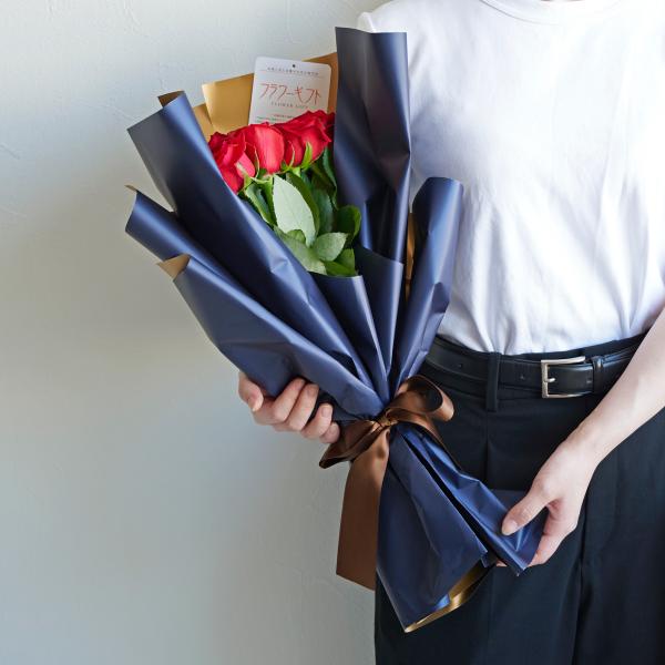 皇室献上実績のある生産農家からお届けする新鮮なバラのギフト向け花束・ブーケです。農林水産大臣賞をはじめ、数々の受賞歴をとっておりますので最高級品質を送料無料でお届けいたします。国産苗にこだわり、花の大きさ・葉の瑞々しさ・花持ちの長さが違いま...