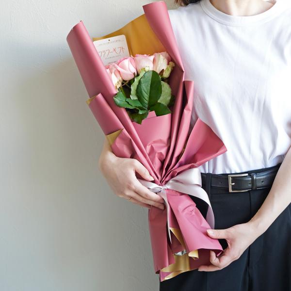 皇室献上実績のある生産農家からお届けする新鮮なバラのギフト向け花束・ブーケです。農林水産大臣賞をはじめ、数々の受賞歴をとっておりますので最高級品質を送料無料でお届けいたします。国産苗にこだわり、花の大きさ・葉の瑞々しさ・花持ちの長さが違いま...