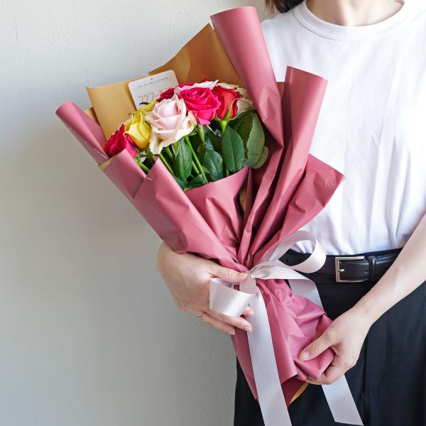 皇室献上実績のある生産農家からお届けする新鮮なバラのギフト向け花束・ブーケです。農林水産大臣賞をはじめ、数々の受賞歴をとっておりますので最高級品質を送料無料でお届けいたします。国産苗にこだわり、花の大きさ・葉の瑞々しさ・花持ちの長さが違いま...