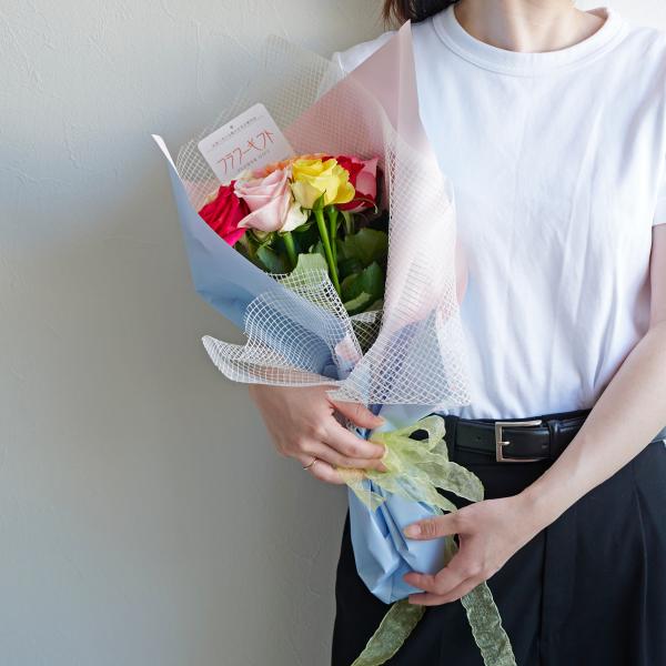 皇室献上実績のある生産農家からお届けする新鮮なバラのギフト向け花束・ブーケです。農林水産大臣賞をはじめ、数々の受賞歴をとっておりますので最高級品質を送料無料でお届けいたします。国産苗にこだわり、花の大きさ・葉の瑞々しさ・花持ちの長さが違いま...