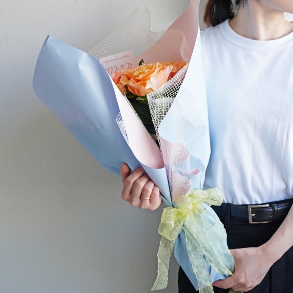 皇室献上実績のある生産農家からお届けする新鮮なバラのギフト向け花束・ブーケです。農林水産大臣賞をはじめ、数々の受賞歴をとっておりますので最高級品質を送料無料でお届けいたします。国産苗にこだわり、花の大きさ・葉の瑞々しさ・花持ちの長さが違いま...