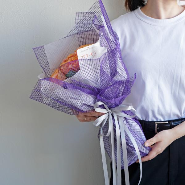 皇室献上実績のある生産農家からお届けする新鮮なバラのギフト向け花束・ブーケです。農林水産大臣賞をはじめ、数々の受賞歴をとっておりますので最高級品質を送料無料でお届けいたします。国産苗にこだわり、花の大きさ・葉の瑞々しさ・花持ちの長さが違いま...