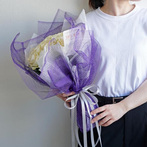 皇室献上実績のある生産農家からお届けする新鮮なバラのギフト向け花束・ブーケです。農林水産大臣賞をはじめ、数々の受賞歴をとっておりますので最高級品質を送料無料でお届けいたします。国産苗にこだわり、花の大きさ・葉の瑞々しさ・花持ちの長さが違いま...