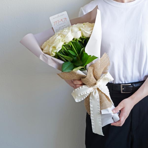 皇室献上実績のある生産農家からお届けする新鮮なバラのギフト向け花束・ブーケです。農林水産大臣賞をはじめ、数々の受賞歴をとっておりますので最高級品質を送料無料でお届けいたします。国産苗にこだわり、花の大きさ・葉の瑞々しさ・花持ちの長さが違いま...