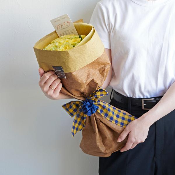 皇室献上実績のある生産農家からお届けする新鮮なバラのギフト向け花束・ブーケです。農林水産大臣賞をはじめ、数々の受賞歴をとっておりますので最高級品質を送料無料でお届けいたします。国産苗にこだわり、花の大きさ・葉の瑞々しさ・花持ちの長さが違いま...