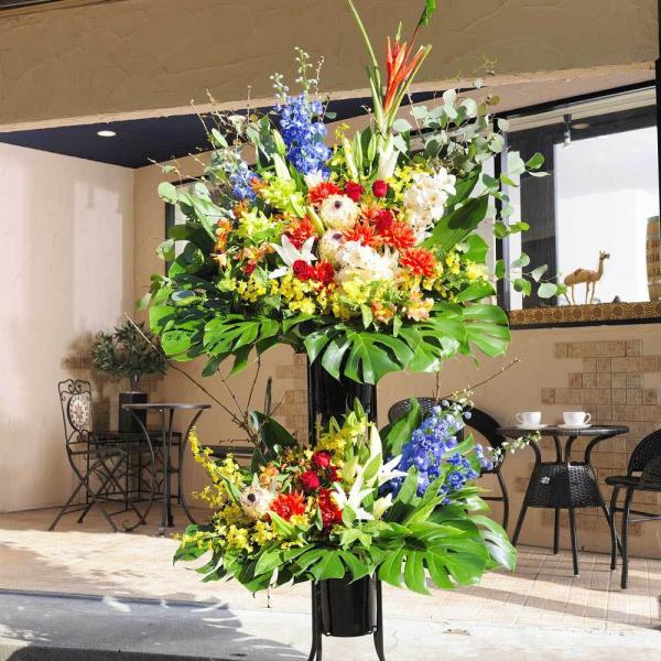 同じく稀少花材で仕立てる二段式3万円のスタンド花より花材の量も多く、目に留まるワンランク上のボリューム感ある規格となっています。気さくでポップな雰囲気の開店、開業のオープン祝い、公演祝いなどのお祝い事にオススメで、様々なカラーの稀少花材をミ...
