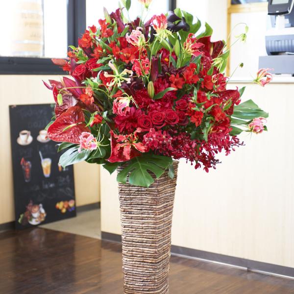 一般的なスタンド花とはひと味違った稀少花材で仕立てるスクエアスタンド式のスタンド花です。明るくポップな色彩の様々なカラーの稀少花材を利用、オーソドックスな4本脚のスタンドではなくバナナリーフを編んで作ったスクエアタイプの脚に、カラフルで見栄...