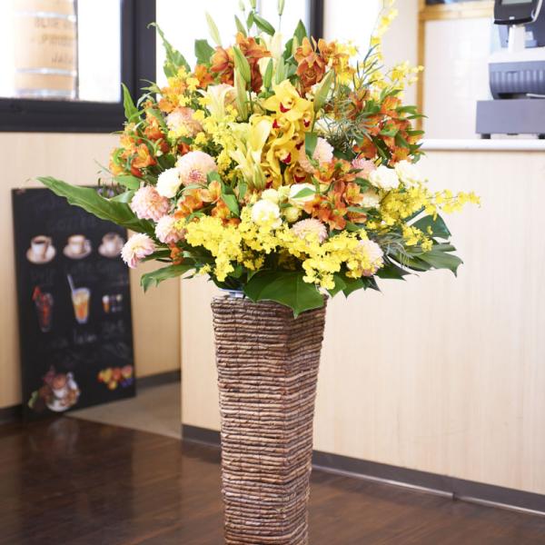 一般的なスタンド花とはひと味違った稀少花材で仕立てるスクエアスタンド式のスタンド花です。明るくポップな色彩の様々なカラーの稀少花材を利用、オーソドックスな4本脚のスタンドではなくバナナリーフを編んで作ったスクエアタイプの脚に、カラフルで見栄...