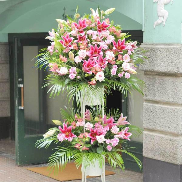 SPギフトではスタンド花の色指定が可能です。スタンダードな1段スタンドに加え、下段にも数多くの花が仕立てられた2段スタンドは花材のボリューム感が増すため、お色も引き立ちます。少しでも差をつけて贈りたい場合などに、ボリューム感と存在感の点から...