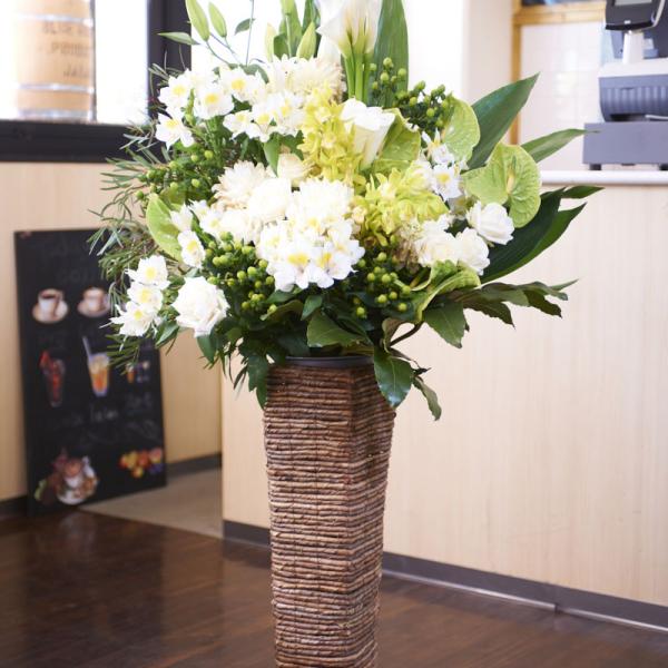 一般的なスタンド花とはひと味違った稀少花材で仕立てるスクエアスタンド式のスタンド花です。明るくポップな色彩の様々なカラーの稀少花材を利用、オーソドックスな4本脚のスタンドではなくバナナリーフを編んで作ったスクエアタイプの脚に、カラフルで見栄...