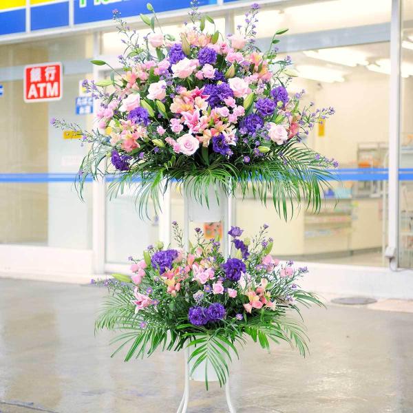 SPギフトではスタンド花の色指定が可能です。スタンダードな1段スタンドに加え、下段にも数多くの花が仕立てられた2段スタンドは花材のボリューム感が増すため、お色も引き立ちます。少しでも差をつけて贈りたい場合などに、ボリューム感と存在感の点から...