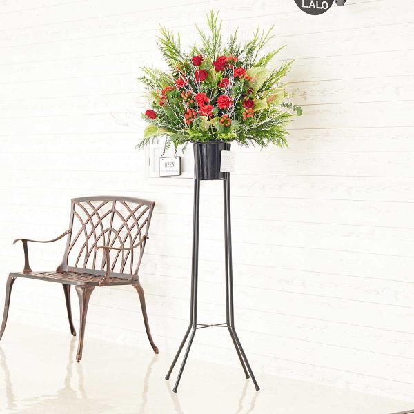 クリスマスをイメージじさせる色遣い＆花材を使用した提携フラワーショップのデザイナーのセンスが光る季節感のある期間限定一段スタンド花商品です。開店祝い、開業祝い、開院祝い、移転祝い、誕生日祝い、結婚祝い、公演祝い、開演祝いなど、様々なシーンの...