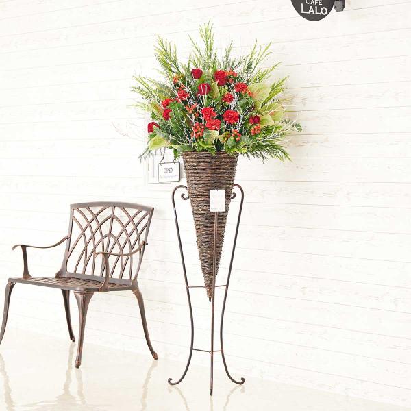 クリスマスをイメージじさせる色遣い＆花材をコーン型のお洒落なスタンド（花器）に仕立てた提携フラワーショップのデザイナーのセンスが光る季節感のある期間限定スタンド花商品です。開店祝い、開業祝い、開院祝い、移転祝い、誕生日祝い、結婚祝い、公演祝...