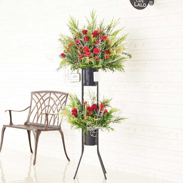 クリスマスをイメージじさせる色遣い＆花材を使用した提携フラワーショップのデザイナーのセンスが光る季節感のある期間限定二段スタンド花商品です。開店祝い、開業祝い、開院祝い、移転祝い、誕生日祝い、結婚祝い、公演祝い、開演祝いなど、様々なシーンの...