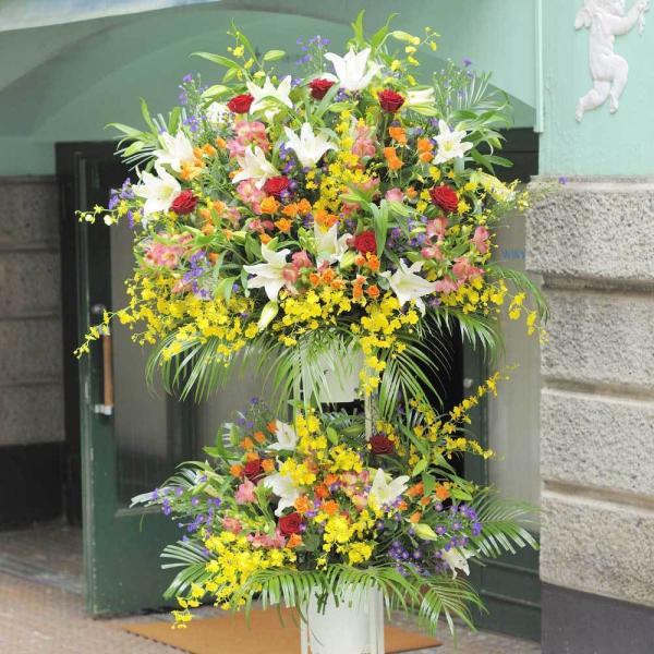 開店祝いを始めビジネスシーンでのお祝いやイベントにはたくさんのお花が贈られます。厳選花材を２段に惜しみなく使用することで、豪華さでは抜群に存在感のある仕立てとなっております。大事なお取引先にお贈りされる場合や他のお贈り主には絶対に差をつけて...