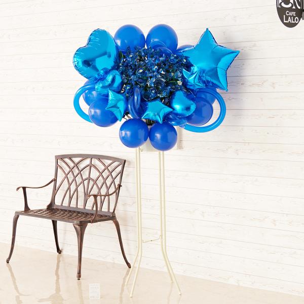 好きな（青をイメージカラーとしている）アイドルや声優、俳優への公演祝い、開演祝い、出演祝い、楽屋見舞いなどに、バルーンやリボンで華やかに装飾したスタンド花を「フラスタ」と呼び、ビジネス上で贈る開店祝いや移転祝いの通常スタンド花とは異なった派...