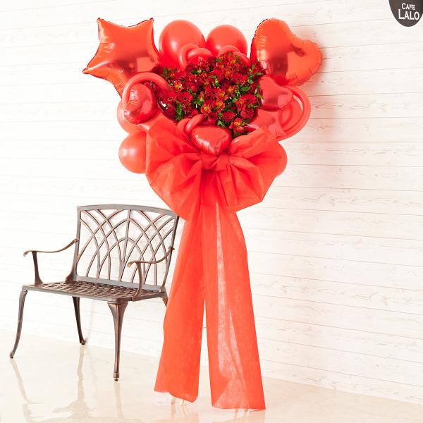 好きな（赤をイメージカラーとしている）アイドルや声優、俳優への公演祝い、開演祝い、出演祝い、楽屋見舞いなどに、バルーンやリボンで華やかに装飾したスタンド花を「フラスタ」と呼び、ビジネス上で贈る開店祝いや移転祝いの通常スタンド花とは異なった派...